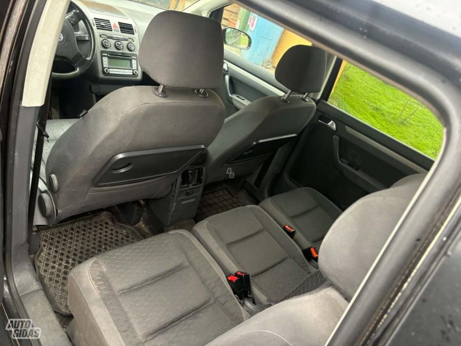 Black Volkswagen Touran 2007 in Kaunas, with an engine capacity of 1.90 L and mileage of 362 thousand km for 1000 €, photo 8 on AUTOMOTO.COM.LV