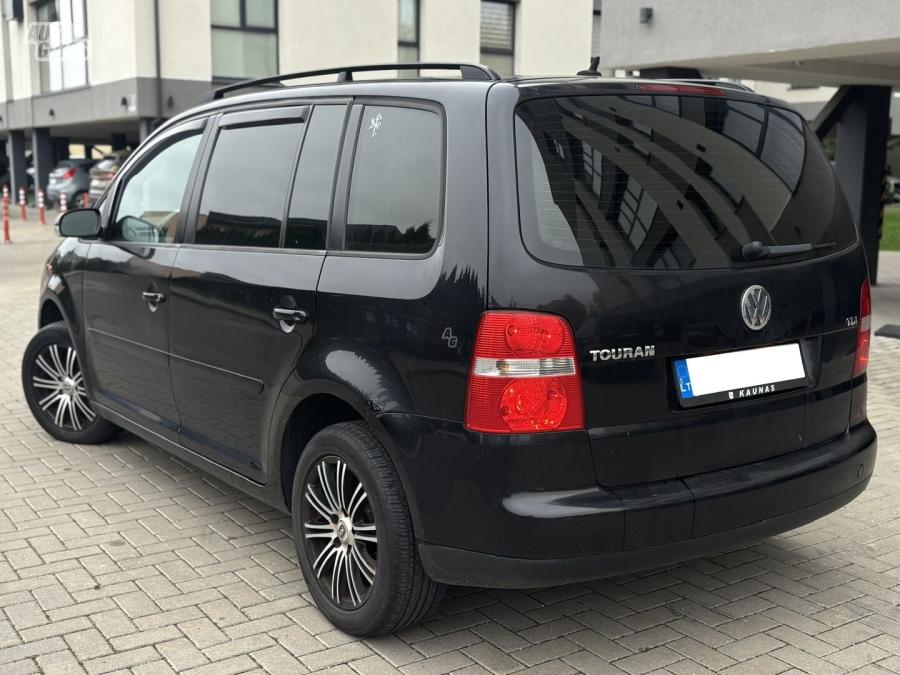 Melns Volkswagen Touran 2007 Kauņa, ar dzinēja tilpumu 1.90 L un nobraukumu 370 tūkst. km par 1000 €, foto 4 vietnē AUTOMOTO.COM.LV