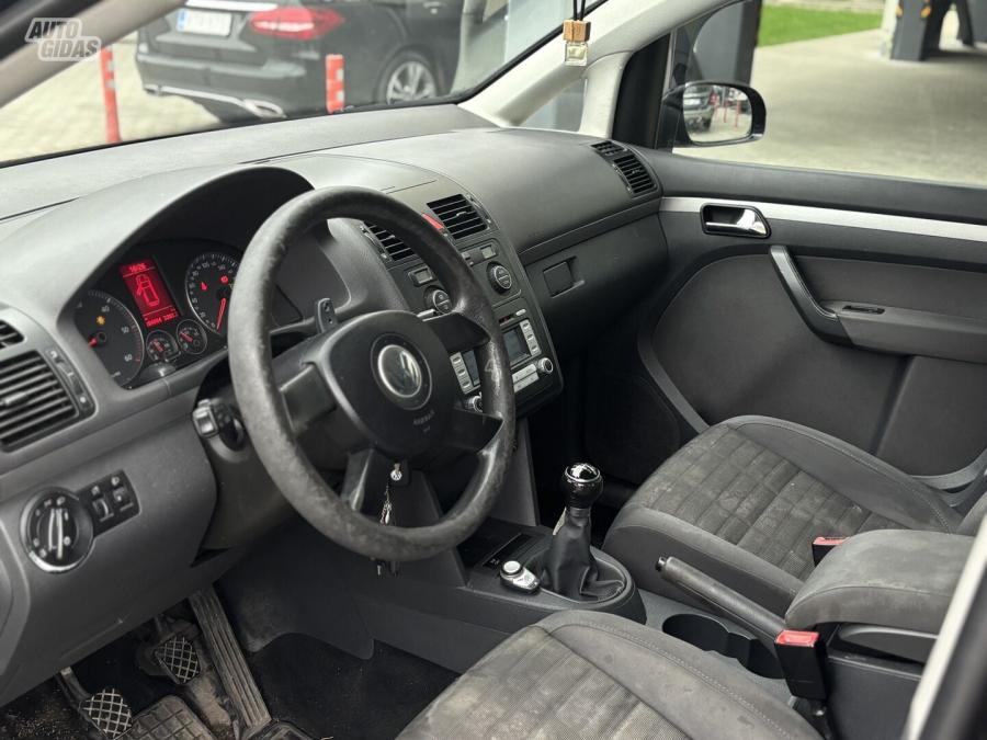 Melns Volkswagen Touran 2007 Kauņa, ar dzinēja tilpumu 1.90 L un nobraukumu 370 tūkst. km par 1000 €, foto 7 vietnē AUTOMOTO.COM.LV