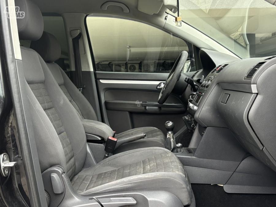 Melns Volkswagen Touran 2007 Kauņa, ar dzinēja tilpumu 1.90 L un nobraukumu 370 tūkst. km par 1000 €, foto 9 vietnē AUTOMOTO.COM.LV