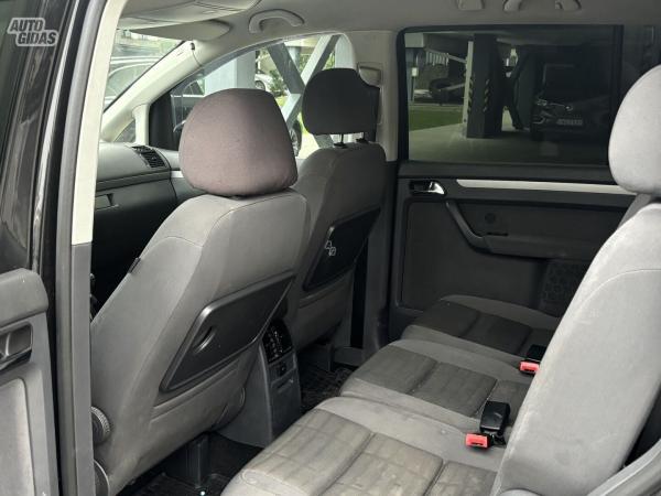 Melns Volkswagen Touran 2007 Kauņa, ar dzinēja tilpumu 1.90 L un nobraukumu 370 tūkst. km par 1000 €, foto 10 vietnē AUTOMOTO.COM.LV