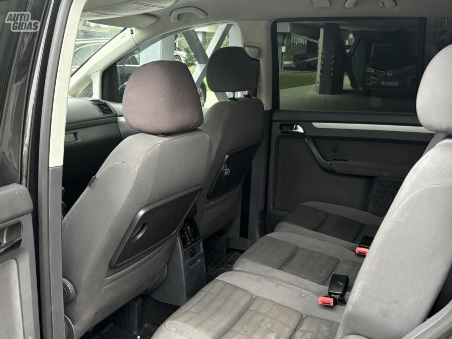 Melns Volkswagen Touran 2007 Kauņa, ar dzinēja tilpumu 1.90 L un nobraukumu 370 tūkst. km par 1000 €, foto 10 vietnē AUTOMOTO.COM.LV