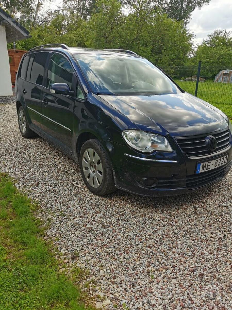 Black Volkswagen Touran 2008 in Jelgava, with an engine capacity of 1.90 L and mileage of 378 thousand km for 3300 €, photo 2 on AUTOMOTO.COM.LV