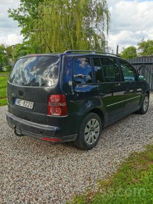 Black Volkswagen Touran 2008 in Jelgava, with an engine capacity of 1.90 L and mileage of 378 thousand km for 3300 €, photo 3 on AUTOMOTO.COM.LV