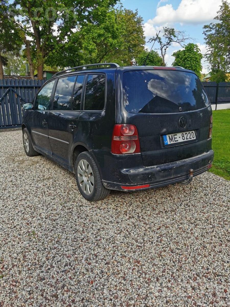 Black Volkswagen Touran 2008 in Jelgava, with an engine capacity of 1.90 L and mileage of 378 thousand km for 3300 €, photo 4 on AUTOMOTO.COM.LV