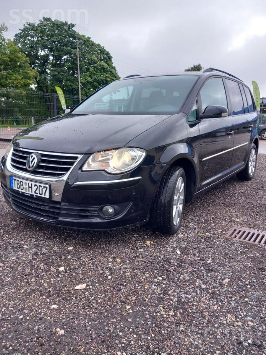 Black Volkswagen Touran 2008 in Cesis, with an engine capacity of 1.90 L and mileage of 304 thousand km for 3990 €, photo 1 on AUTOMOTO.COM.LV