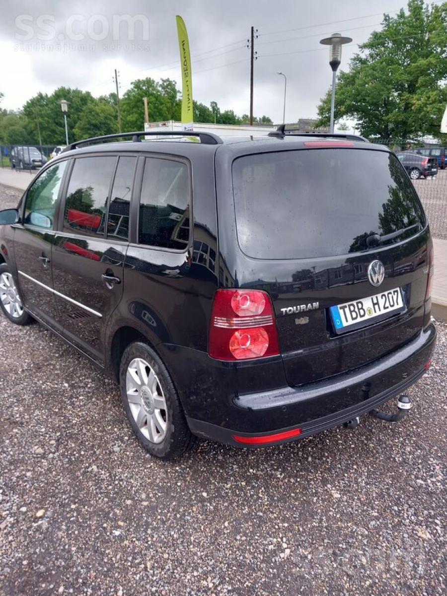 Black Volkswagen Touran 2008 in Cesis, with an engine capacity of 1.90 L and mileage of 304 thousand km for 3990 €, photo 8 on AUTOMOTO.COM.LV