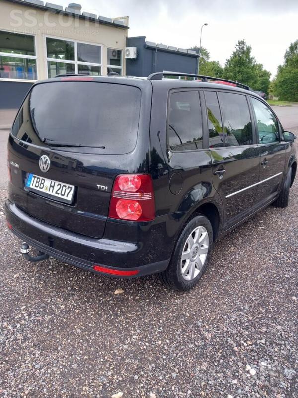 Black Volkswagen Touran 2008 in Cesis, with an engine capacity of 1.90 L and mileage of 304 thousand km for 3990 €, photo 9 on AUTOMOTO.COM.LV