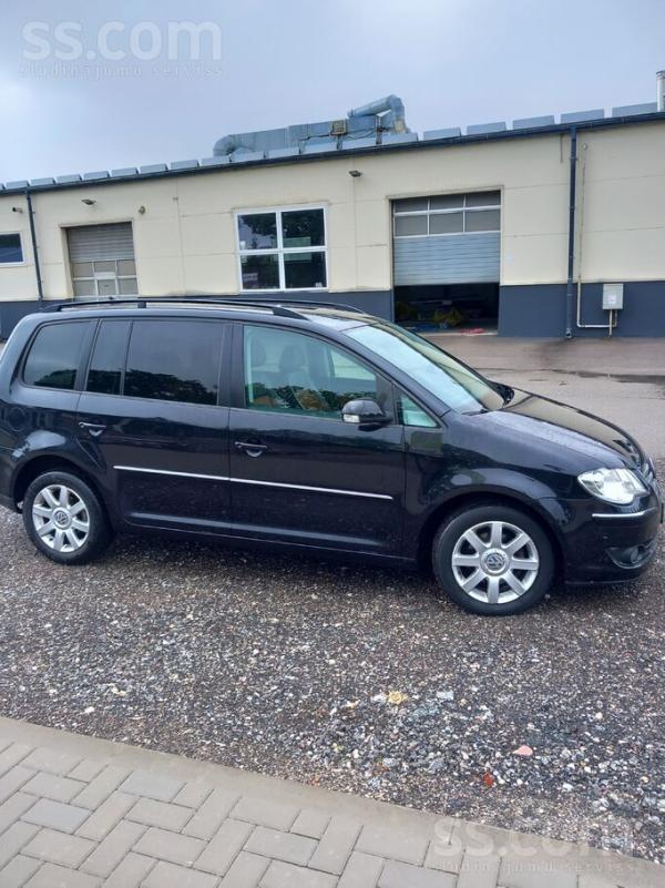 Black Volkswagen Touran 2008 in Cesis, with an engine capacity of 1.90 L and mileage of 304 thousand km for 3990 €, photo 10 on AUTOMOTO.COM.LV