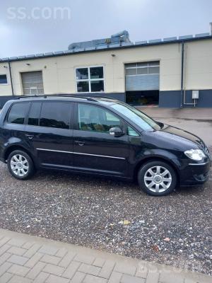 Black Volkswagen Touran 2008 in Cesis, with an engine capacity of 1.90 L and mileage of 304 thousand km for 3990 €, photo 10 on AUTOMOTO.COM.LV