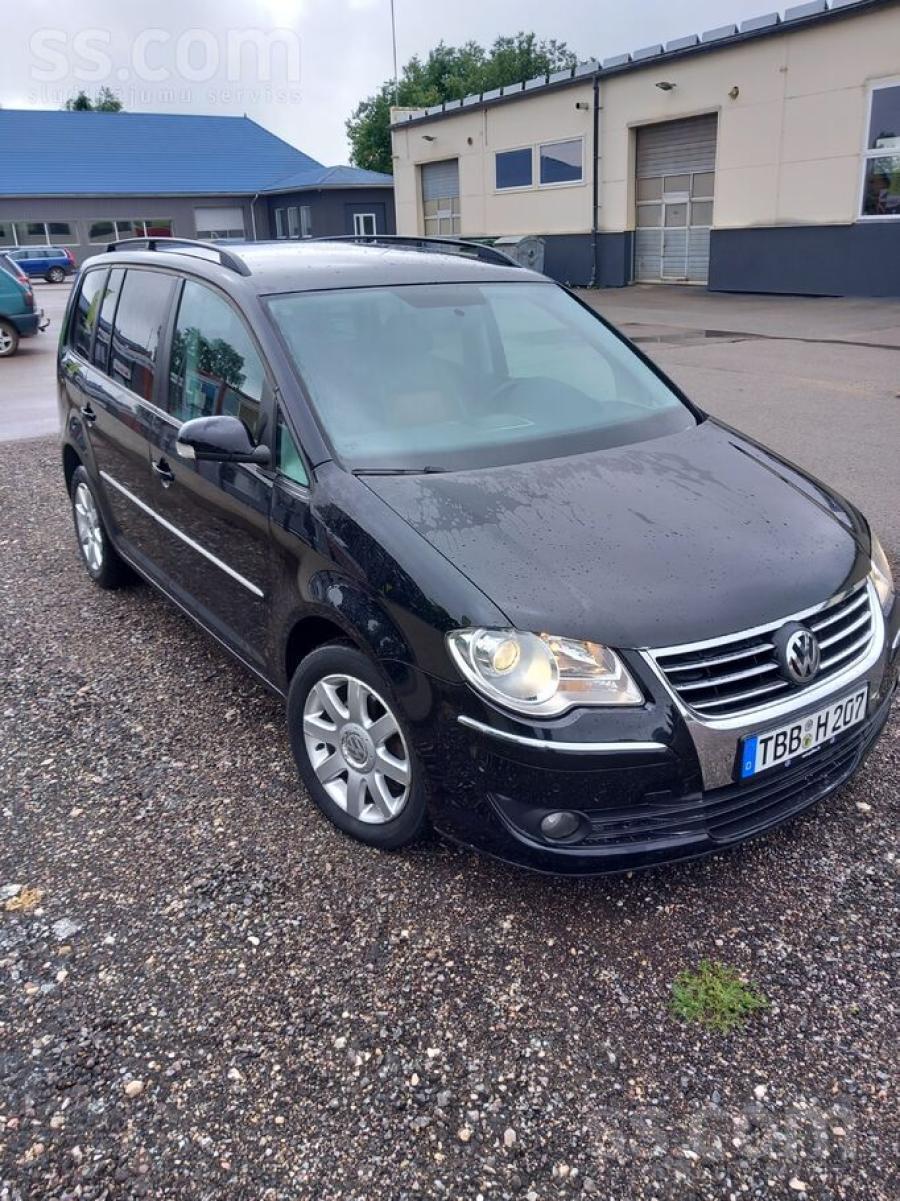 Black Volkswagen Touran 2008 in Cesis, with an engine capacity of 1.90 L and mileage of 304 thousand km for 3990 €, photo 11 on AUTOMOTO.COM.LV