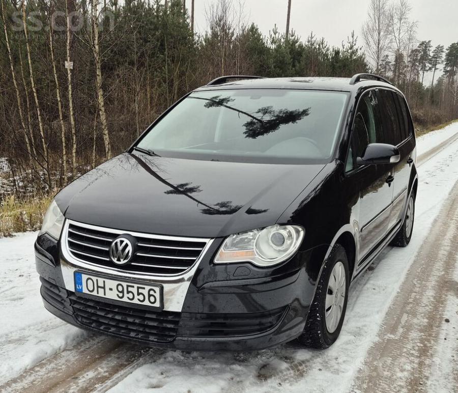 Black Volkswagen Touran 2008 in Jelgava, with an engine capacity of 1.40 L and mileage of 221 thousand km for 3590 €, photo 4 on AUTOMOTO.COM.LV