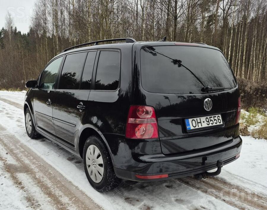 Black Volkswagen Touran 2008 in Jelgava, with an engine capacity of 1.40 L and mileage of 221 thousand km for 3590 €, photo 6 on AUTOMOTO.COM.LV