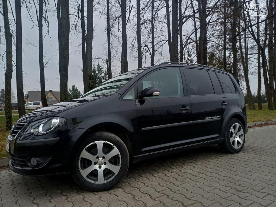 Black Volkswagen Touran 2008 in Kaunas, with an engine capacity of 2.00 L and mileage of 321 thousand km for 3250 €, photo 3 on AUTOMOTO.COM.LV