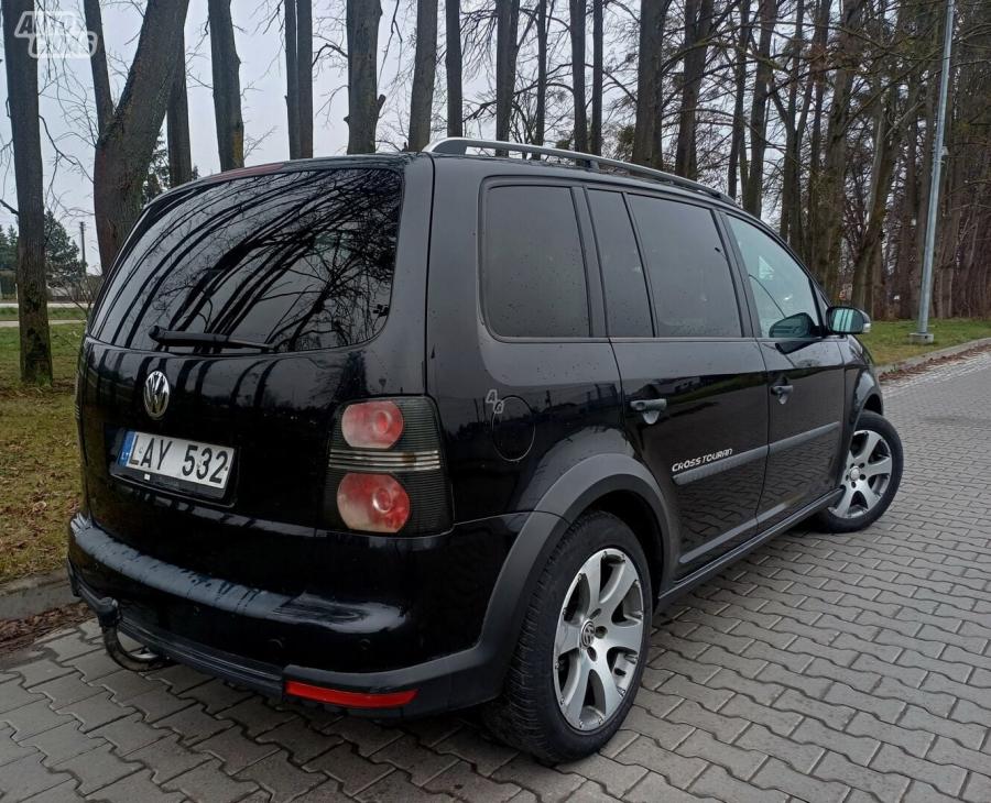 Black Volkswagen Touran 2008 in Kaunas, with an engine capacity of 2.00 L and mileage of 321 thousand km for 3250 €, photo 4 on AUTOMOTO.COM.LV