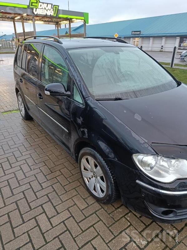 Melns Volkswagen Touran 2008 Liepāja, ar dzinēja tilpumu 2.00 L un nobraukumu 327 tūkst. km par 3000 €, foto 3 vietnē AUTOMOTO.COM.LV
