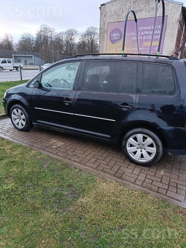 Melns Volkswagen Touran 2008 Liepāja, ar dzinēja tilpumu 2.00 L un nobraukumu 327 tūkst. km par 3000 €, foto 4 vietnē AUTOMOTO.COM.LV