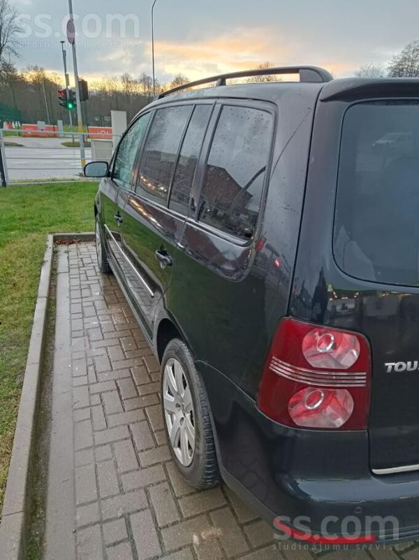 Melns Volkswagen Touran 2008 Liepāja, ar dzinēja tilpumu 2.00 L un nobraukumu 327 tūkst. km par 3000 €, foto 5 vietnē AUTOMOTO.COM.LV