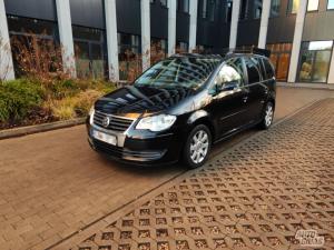 Melns Volkswagen Touran 2008 Viļņa, ar dzinēja tilpumu 2.00 L un nobraukumu 302 tūkst. km par 2500 €, foto  vietnē AUTOMOTO.COM.LV