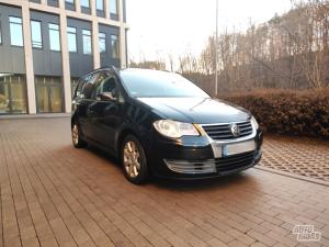 Melns Volkswagen Touran 2008 Viļņa, ar dzinēja tilpumu 2.00 L un nobraukumu 302 tūkst. km par 2500 €, foto 2 vietnē AUTOMOTO.COM.LV