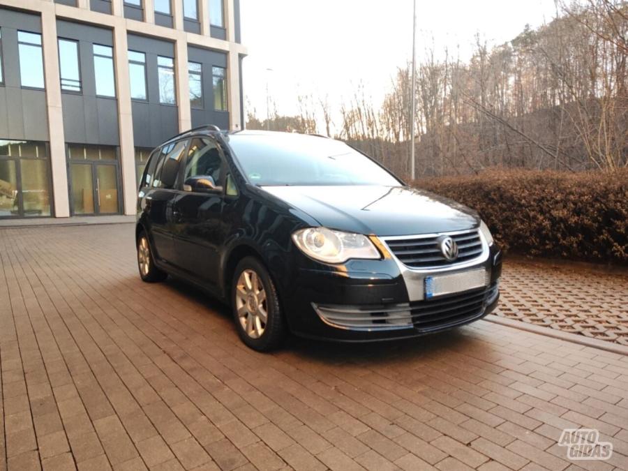 Melns Volkswagen Touran 2008 Viļņa, ar dzinēja tilpumu 2.00 L un nobraukumu 302 tūkst. km par 2500 €, foto 2 vietnē AUTOMOTO.COM.LV