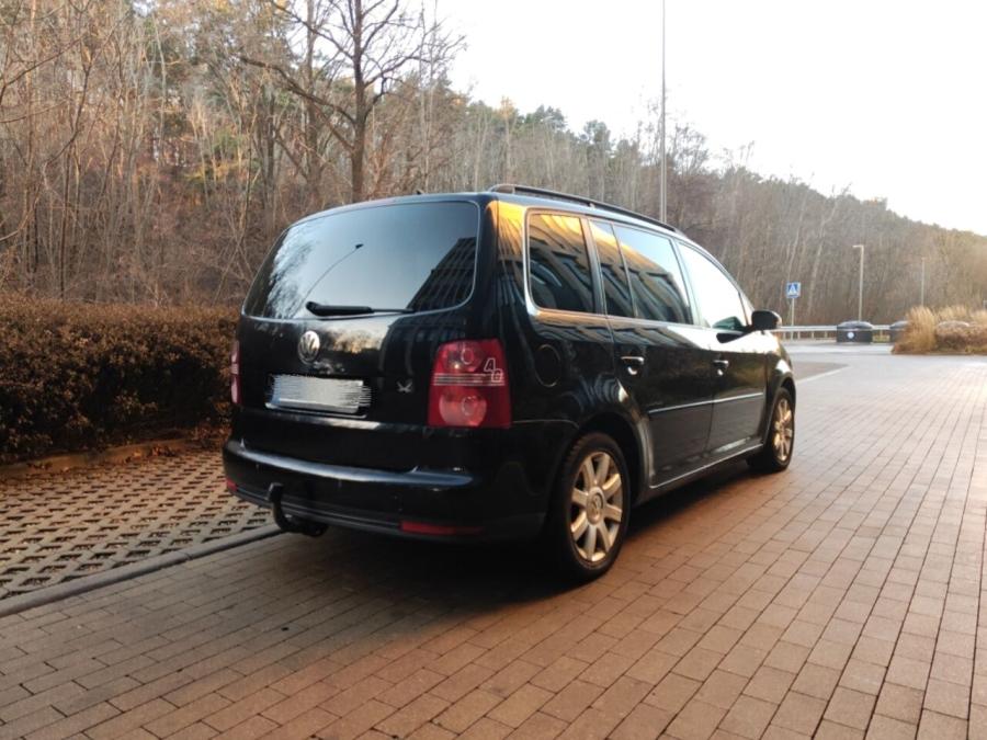 Melns Volkswagen Touran 2008 Viļņa, ar dzinēja tilpumu 2.00 L un nobraukumu 302 tūkst. km par 2500 €, foto 4 vietnē AUTOMOTO.COM.LV