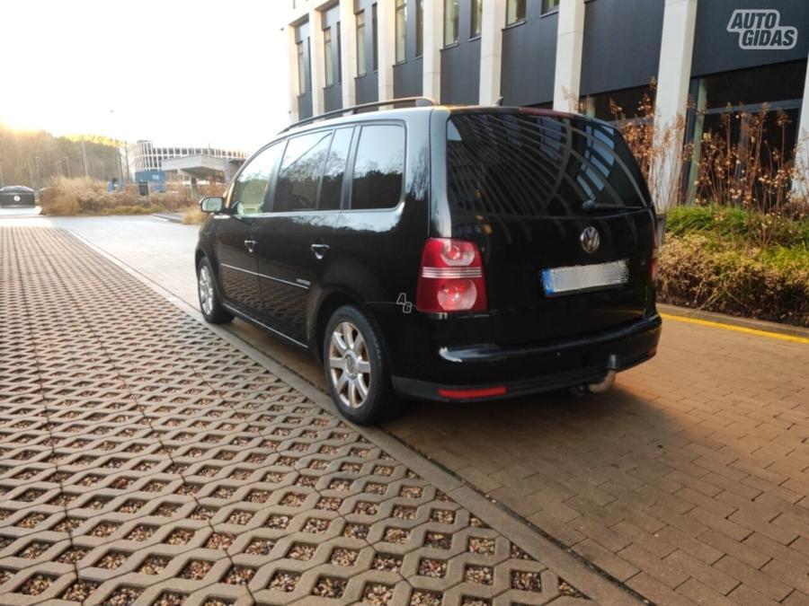Melns Volkswagen Touran 2008 Viļņa, ar dzinēja tilpumu 2.00 L un nobraukumu 302 tūkst. km par 2500 €, foto 5 vietnē AUTOMOTO.COM.LV