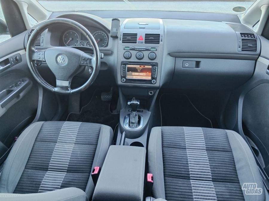 Melns Volkswagen Touran 2008 Viļņa, ar dzinēja tilpumu 2.00 L un nobraukumu 302 tūkst. km par 2500 €, foto 6 vietnē AUTOMOTO.COM.LV