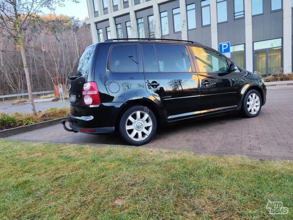 Melns Volkswagen Touran 2008 Viļņa, ar dzinēja tilpumu 2.00 L un nobraukumu 302 tūkst. km par 2500 €, foto 4 vietnē AUTOMOTO.COM.LV