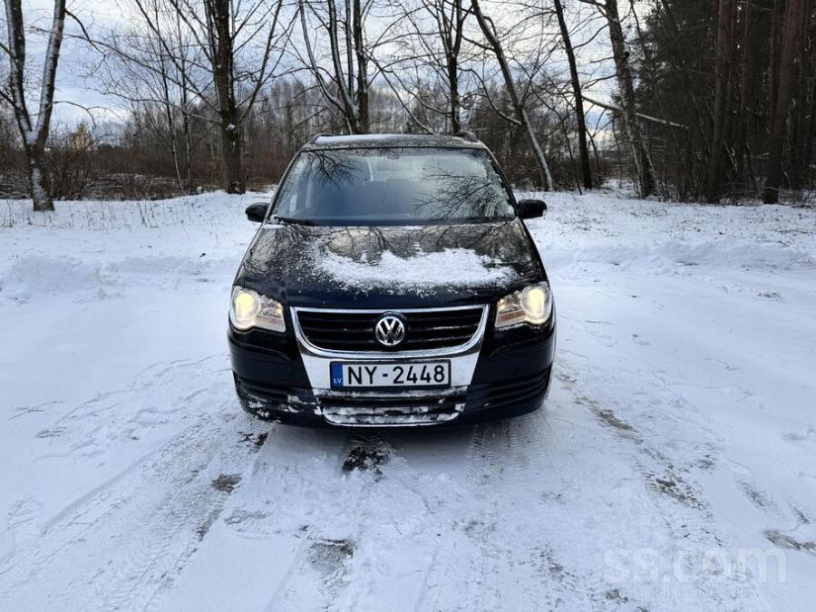 Black Volkswagen Touran 2008 in Riga, with an engine capacity of 1.90 L and mileage of 246 thousand km for 4850 €, photo 3 on AUTOMOTO.COM.LV