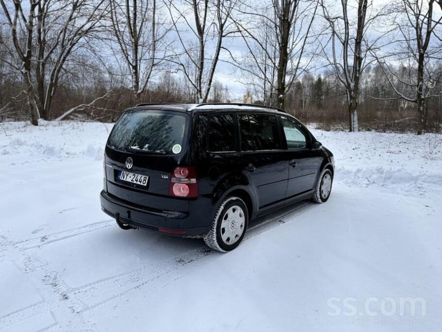 Black Volkswagen Touran 2008 in Riga, with an engine capacity of 1.90 L and mileage of 246 thousand km for 4850 €, photo 4 on AUTOMOTO.COM.LV