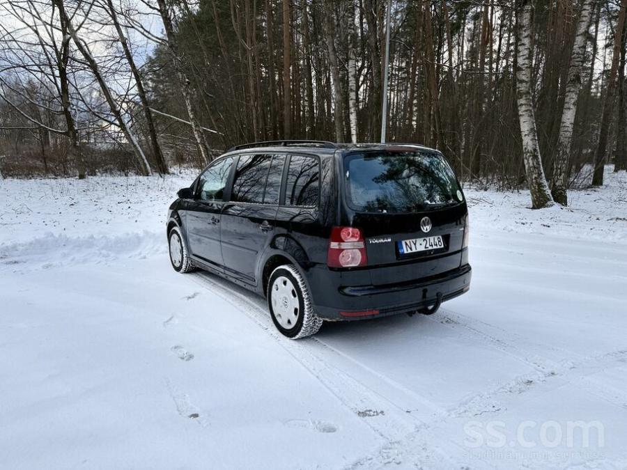 Black Volkswagen Touran 2008 in Riga, with an engine capacity of 1.90 L and mileage of 246 thousand km for 4850 €, photo 5 on AUTOMOTO.COM.LV