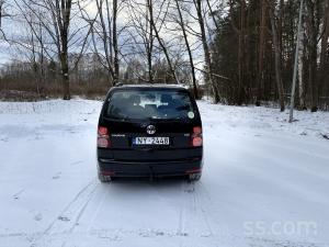 Black Volkswagen Touran 2008 in Riga, with an engine capacity of 1.90 L and mileage of 246 thousand km for 4850 €, photo 6 on AUTOMOTO.COM.LV