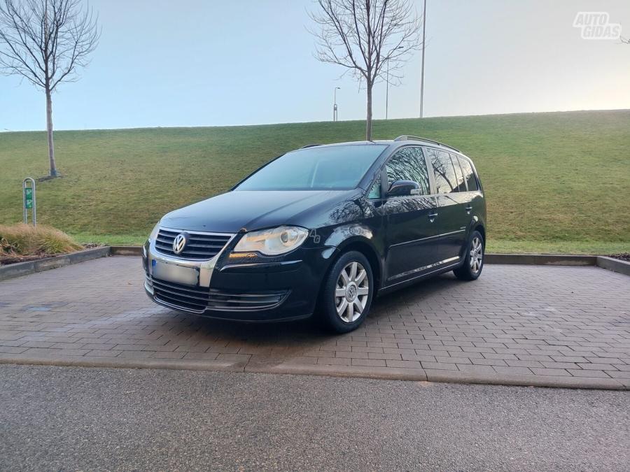 Melns Volkswagen Touran 2008 Viļņa, ar dzinēja tilpumu 2.00 L un nobraukumu 301 tūkst. km par 2400 €, foto 1 vietnē AUTOMOTO.COM.LV