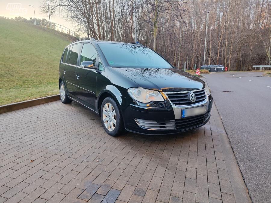 Melns Volkswagen Touran 2008 Viļņa, ar dzinēja tilpumu 2.00 L un nobraukumu 301 tūkst. km par 2400 €, foto 3 vietnē AUTOMOTO.COM.LV