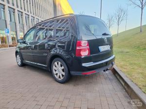 Melns Volkswagen Touran 2008 Viļņa, ar dzinēja tilpumu 2.00 L un nobraukumu 301 tūkst. km par 2400 €, foto 5 vietnē AUTOMOTO.COM.LV