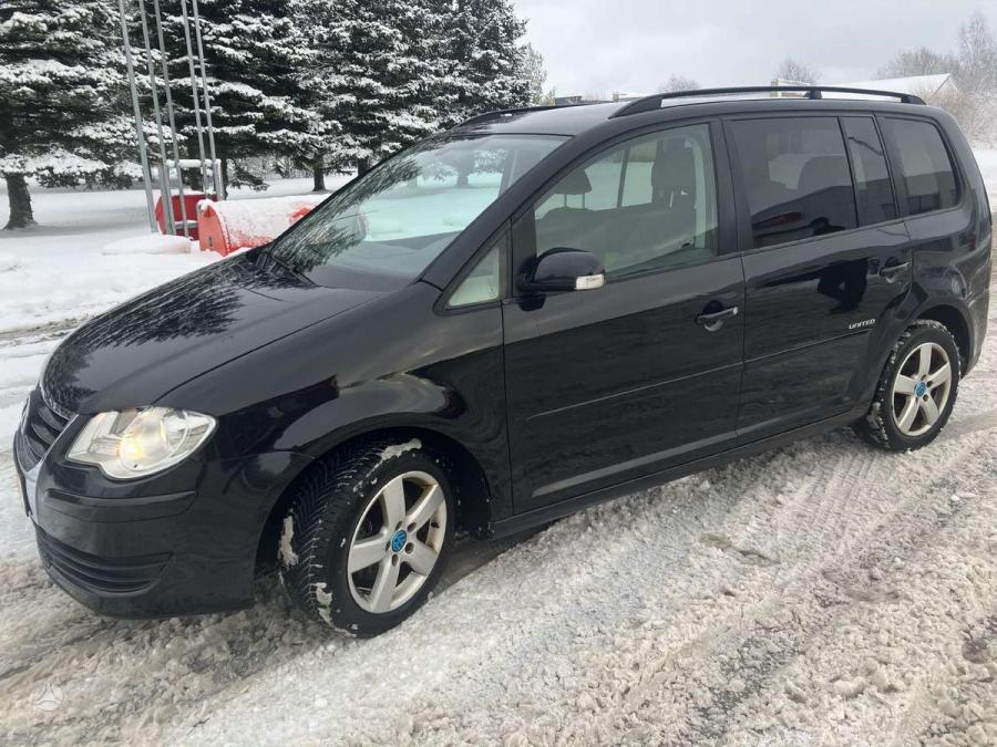 Black Volkswagen Touran 2008 in Rokiskis, with an engine capacity of 1.97 L and mileage of 244 thousand km for 2650 €, photo 2 on AUTOMOTO.COM.LV
