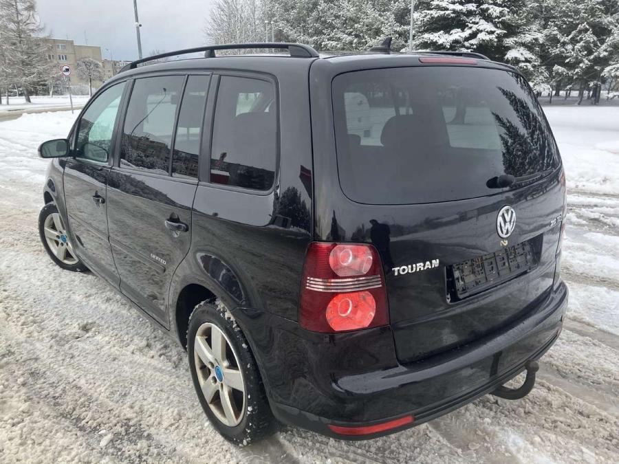 Black Volkswagen Touran 2008 in Rokiskis, with an engine capacity of 1.97 L and mileage of 244 thousand km for 2650 €, photo 5 on AUTOMOTO.COM.LV