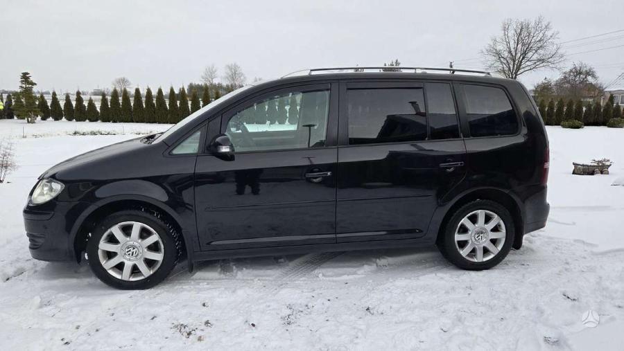 Melns Volkswagen Touran 2008 Marijampole, ar dzinēja tilpumu 1.97 L un nobraukumu 332 tūkst. km par 3500 €, foto 2 vietnē AUTOMOTO.COM.LV