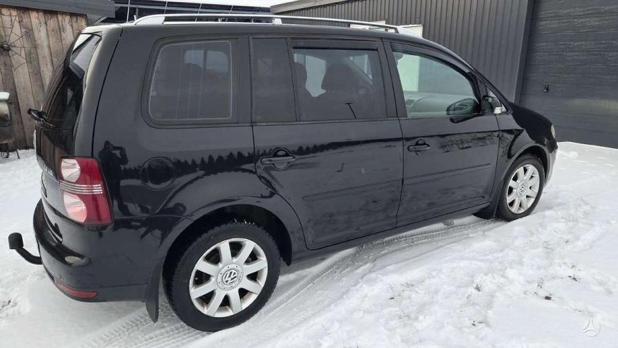Melns Volkswagen Touran 2008 Marijampole, ar dzinēja tilpumu 1.97 L un nobraukumu 332 tūkst. km par 3500 €, foto 4 vietnē AUTOMOTO.COM.LV