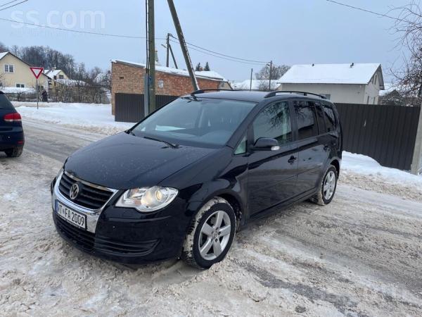 Melns Volkswagen Touran 2008 Daugavpils, ar dzinēja tilpumu 2.00 L un nobraukumu 0 tūkst. km par 4150 €, foto 1 vietnē AUTOMOTO.COM.LV