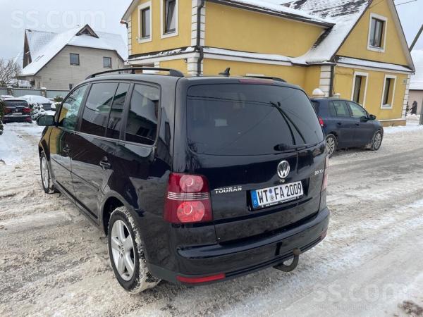 Melns Volkswagen Touran 2008 Daugavpils, ar dzinēja tilpumu 2.00 L un nobraukumu 0 tūkst. km par 4150 €, foto 3 vietnē AUTOMOTO.COM.LV