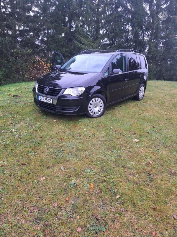 Black Volkswagen Touran 2008 in Silute, with an engine capacity of 2.00 L and mileage of 286 thousand km for 3750 €, photo 1 on AUTOMOTO.COM.LV