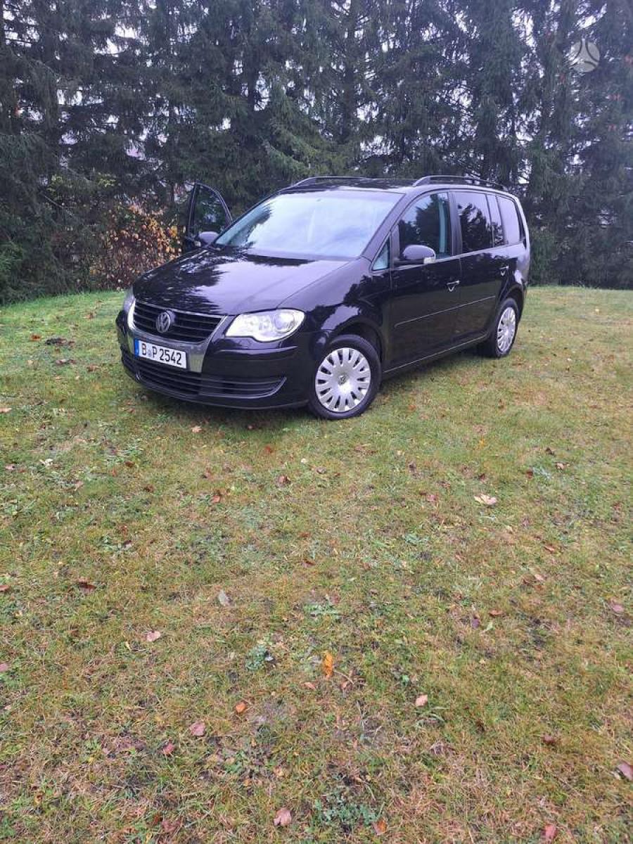 Black Volkswagen Touran 2008 in Silute, with an engine capacity of 2.00 L and mileage of 286 thousand km for 3750 €, photo 1 on AUTOMOTO.COM.LV