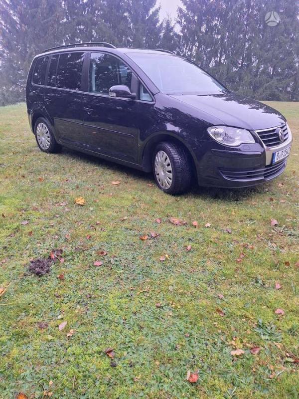 Black Volkswagen Touran 2008 in Silute, with an engine capacity of 2.00 L and mileage of 286 thousand km for 3750 €, photo 2 on AUTOMOTO.COM.LV