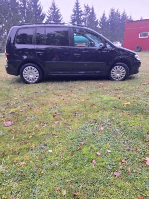 Black Volkswagen Touran 2008 in Silute, with an engine capacity of 2.00 L and mileage of 286 thousand km for 3750 €, photo 3 on AUTOMOTO.COM.LV