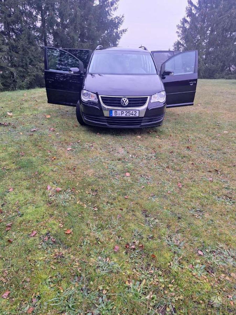 Black Volkswagen Touran 2008 in Silute, with an engine capacity of 2.00 L and mileage of 286 thousand km for 3750 €, photo 11 on AUTOMOTO.COM.LV