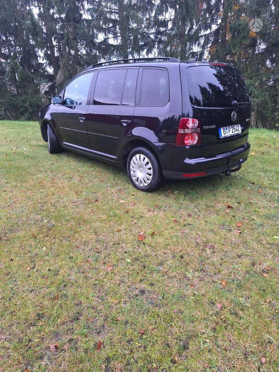 Black Volkswagen Touran 2008 in Silute, with an engine capacity of 2.00 L and mileage of 286 thousand km for 3750 €, photo 12 on AUTOMOTO.COM.LV