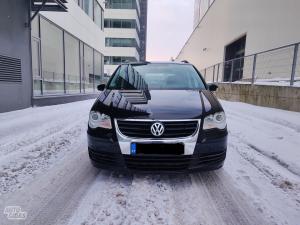 Melns Volkswagen Touran 2008 Viļņa, ar dzinēja tilpumu 2.00 L un nobraukumu 301 tūkst. km par 2200 €, foto  vietnē AUTOMOTO.COM.LV