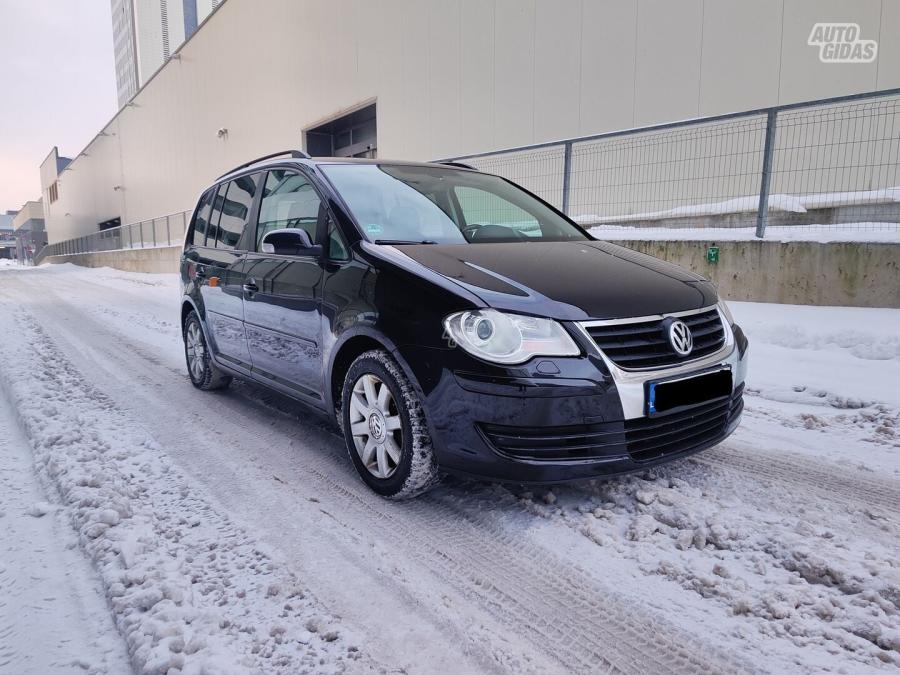 Black Volkswagen Touran 2008 in Vilnius, with an engine capacity of 2.00 L and mileage of 301 thousand km for 2200 €, photo 2 on AUTOMOTO.COM.LV